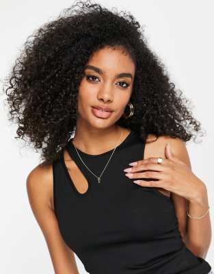 Amy Lynn – Svart linne i jersey med slits | ASOS