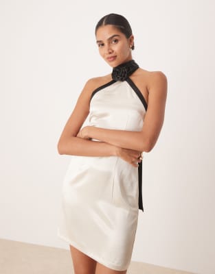 Amy Lynn - Vestito corto allacciato al collo in raso oro tenue e nero a ...