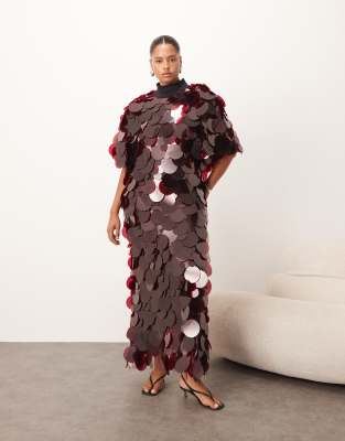 ARRANGE Curve - Robe longue à sequins avec encolure montante et ourlet effrangé - Merlot | ASOS