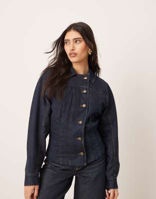 ARRANGE – Indigoblått, formande denimset i slouchy stil med jacka med ...