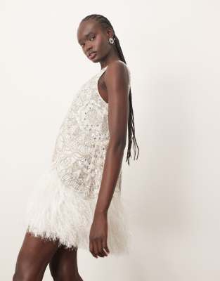 ARRANGE - Robe courte et ornementée avec encolure dégagée et ourlet à plumes synthétiques ...