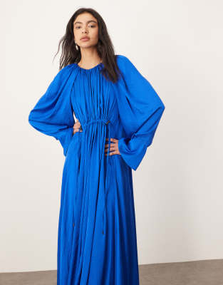 ARRANGE - Robe longue effet drapé en satin - Bleu de cobalt | ASOS