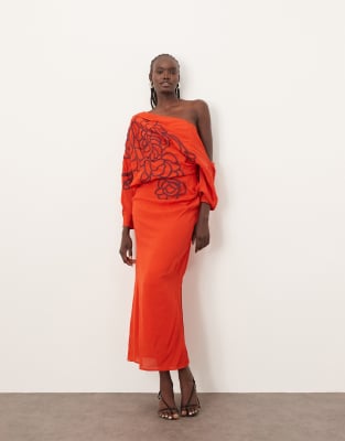 ARRANGE - Robe mi-longue effet drapé avec épaules larges et fleurs détourées brodées - Rouge | ASOS