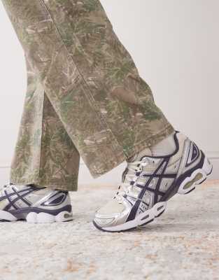 Asics - Gel-Nimbus 9 - Sneakers in beige en lichtindigo | ASOS
