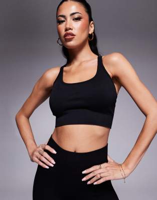 ASOS 4505 – Nahtloser Sport-BH in Schwarz mit mittlerer Stützfunktion ...