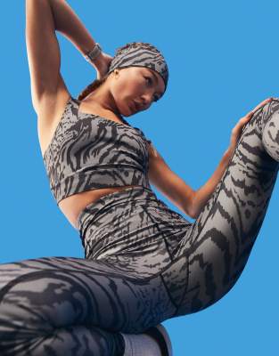 ASOS 4505 – Sport-BH mit mittlerer Stützkraft und Animalprint | ASOS