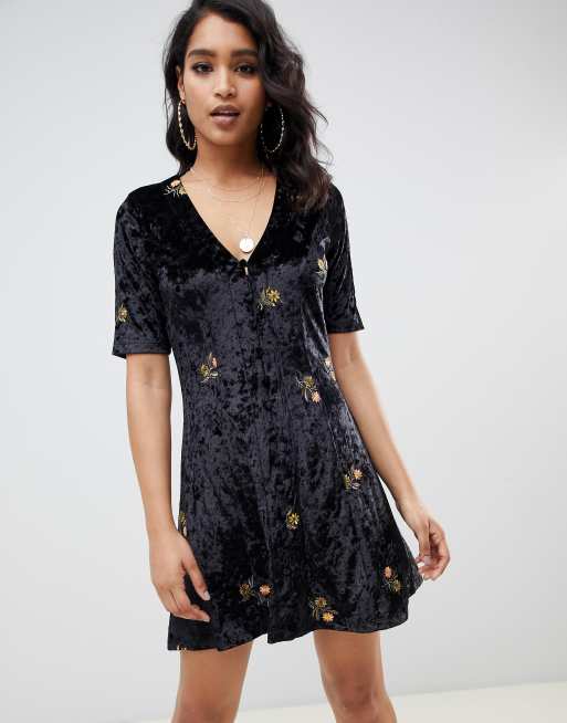 Asos Design Besticktes Nachmittagskleid Aus Samt Mit Knopfleiste Asos