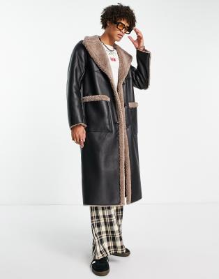 ASOS DESIGN – Brun kappa i läderimitation med kontrasterande teddykant ...