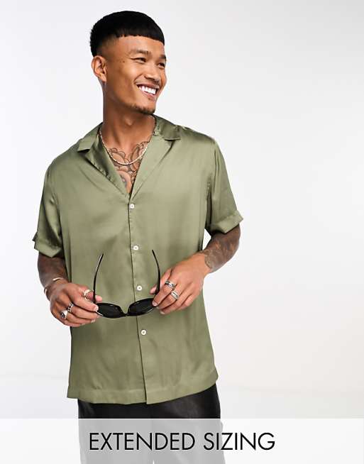 ASOS DESIGN - Camicia a maniche corte comoda in raso kaki chiaro con ... ASOS DESIGN - Camicia a maniche corte comoda in raso kaki chiaro con ...