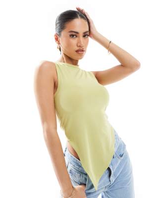 ASOS DESIGN - Canotta verde con scollo a vogatore e fondo asimmetrico a ...