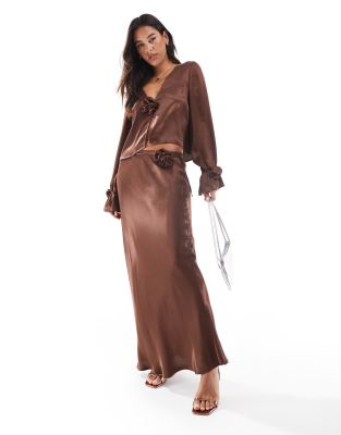 ASOS DESIGN – Chokladbrun maxikjol med blomma i satin | ASOS