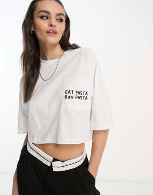 ASOS DESIGN - Crop top coupe carrée avec inscription « Eat Pasta, Run Fasta » brodée - Blanc | ASOS