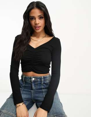 ASOS DESIGN - Crop top froncé avec encolure en V à l'avant et à l'arrière - Noir | ASOS