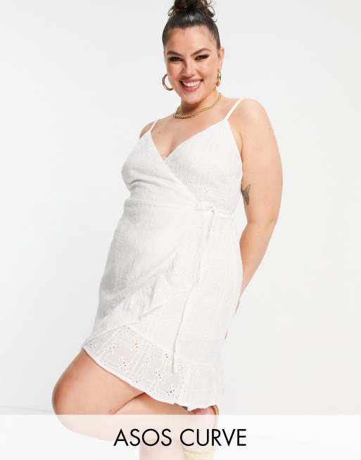 ASOS DESIGN Curve – Mini-Sommerkleid mit Wickeldesign, Bindeband und Lochstickerei in Weiß | ASOS