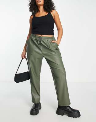 ASOS DESIGN Curve - Pantalon de jogging à enfiler en imitation cuir - Kaki | ASOS
