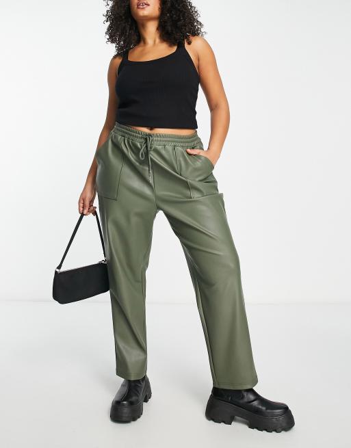 ASOS DESIGN Curve - Pantalon de jogging à enfiler en imitation cuir - Kaki | ASOS