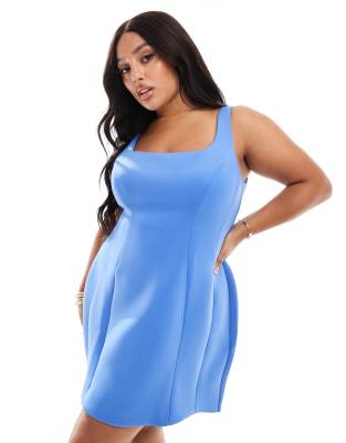 ASOS DESIGN Curve - Robe courte structurée avec ourlet asymétrique et encolure dégagée - Bleu | ASOS