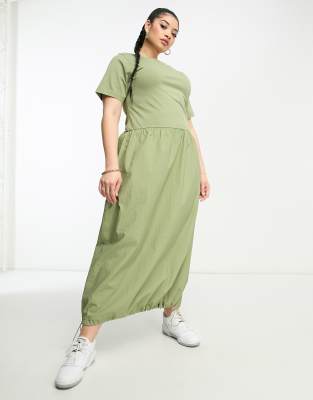 ASOS DESIGN Curve - Robe t-shirt mi-longue 2 en 1 à col ras de cou et jupe cargo - Kaki | ASOS