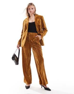 ASOS DESIGN - Elegante broek van gekreukt fluweel in goud, deel van co ...