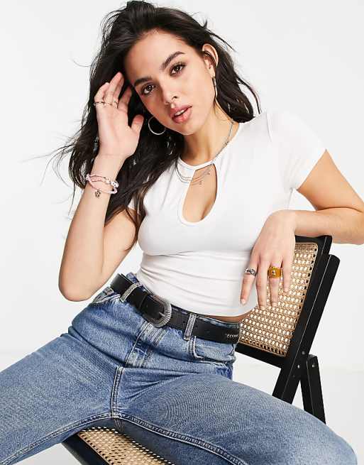 ASOS DESIGN – Eng anliegendes Oberteil mit kurzem Schnitt in Weiß mit ... ASOS DESIGN – Eng anliegendes Oberteil mit kurzem Schnitt in Weiß mit ...