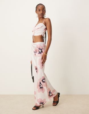 ASOS DESIGN - Ensemble jupe longue coupée en biais et caraco en satin à fleurs style aquarelle ...