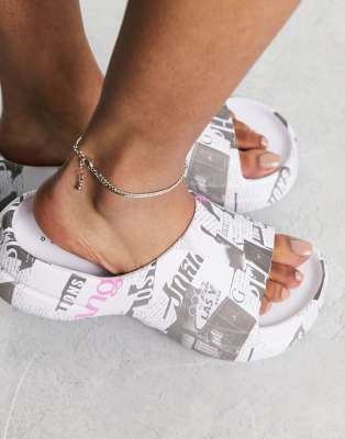 ASOS DESIGN Framed platform slider in newspaper print | ASOS