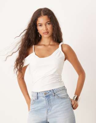 ASOS DESIGN - Gedrapeerde top met draai en blote schouder in ivoorwit ...