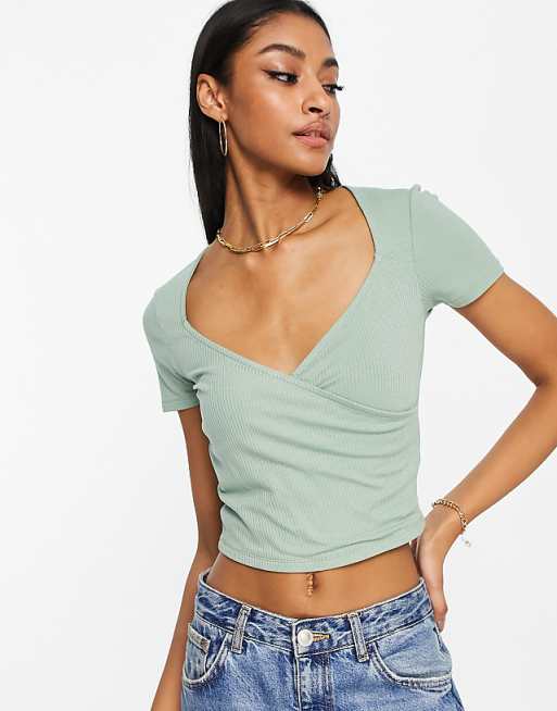 ASOS DESIGN – Geripptes Wickeloberteil in Salbeigrün mit Flügelärmeln ... ASOS DESIGN – Geripptes Wickeloberteil in Salbeigrün mit Flügelärmeln ...