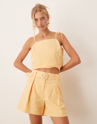 ASOS DESIGN - Gestreepte elegante shorts met riem in geel, deel van co ...