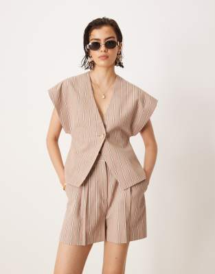 ASOS DESIGN - Gilet avvolgente in misto lino color visone a righe in ...