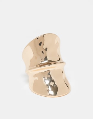 ASOS DESIGN – Guldfärgad, hamrad ring i statement-stil | ASOS