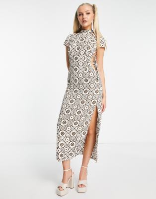 ASOS DESIGN - Hoogsluitende midi-jurk van satijn met gestrikte zijkant en jaren 60 tegel ...