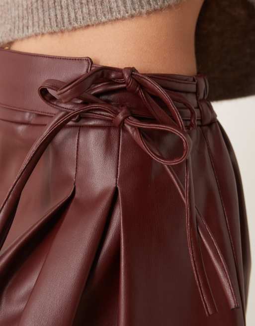 ASOS DESIGN - Jupe courte plissée en similicuir - Bordeaux | ASOS