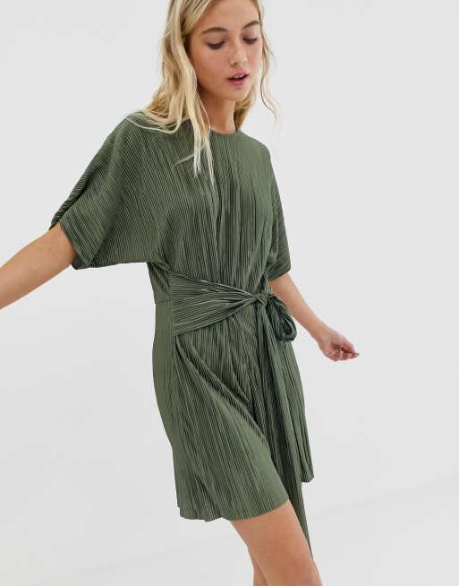 Asos Design Kurzärmliger Plissierter Kurzer Jumpsuit Mit Gebundener
