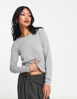 ASOS DESIGN – Langärmliges Oberteil aus Feinstrick in Grau meliert mit ...