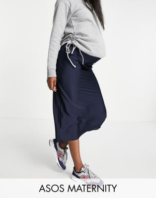 ASOS DESIGN Maternity - Jupe mi-longue style jupon effet satiné en biais - Bleu marine | ASOS