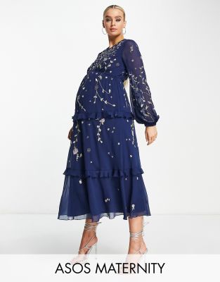ASOS DESIGN Maternity - Robe mi-longue ornementée à volants et fleurs brodées - Bleu marine | ASOS