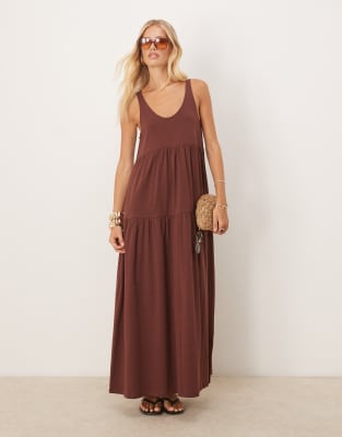 ASOS DESIGN - Maxi-jurk met lage ronde hals, A-lijn en stroken in chocoladebruin | ASOS