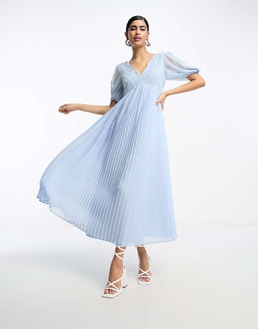 ASOS DESIGN – Niebieska plisowana sukienka maxi z haftowanym wzorem i ... ASOS DESIGN – Niebieska plisowana sukienka maxi z haftowanym wzorem i ...