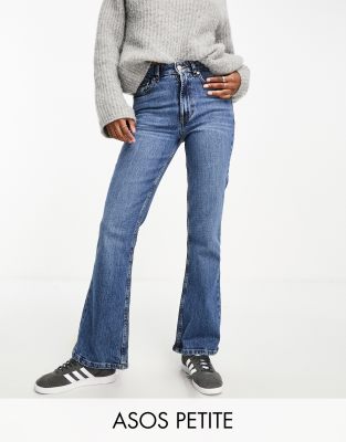 ASOS DESIGN Petite - Flared jeans in middenblauw | ASOS