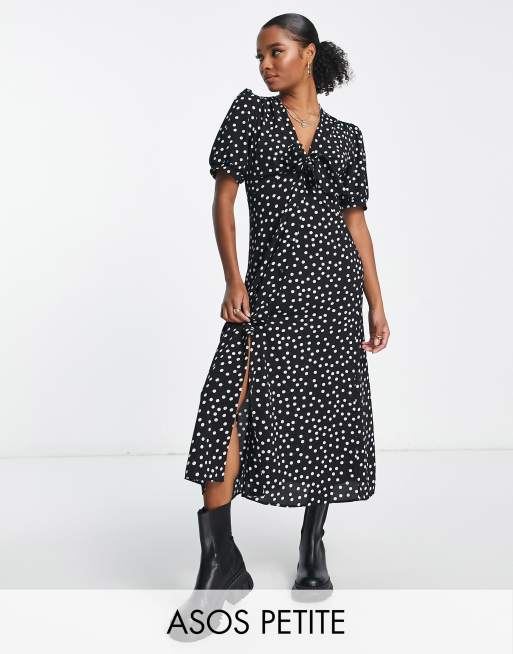 ASOS DESIGN Petite - Midi-jurk met strikje voor, knopen en zwart-witte stippenprint | ASOS