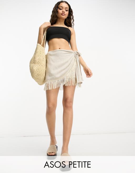 ASOS DESIGN Petite - Mini sarong-rok met overslag en franje in naturel ...