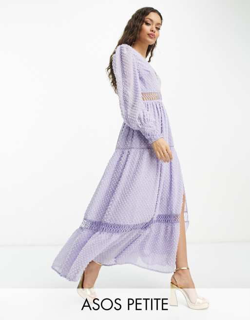 ASOS DESIGN Petite - Robe longue en plumetis duveteux avec empiècement en dentelle - Lilas | ASOS