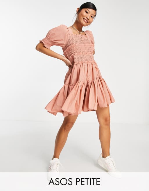 ASOS DESIGN Petite - Robe patineuse courte et froncée avec encolure carrée et bords bruts - Rose ...
