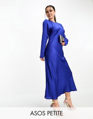 ASOS DESIGN Petite – Satynowa kobaltowa sukienka maxi ze skosu z ozdobnymi guzikami | ASOS
