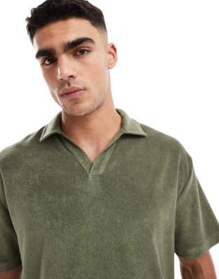 ASOS DESIGN - Polo décontracté en tissu éponge avec col à revers - Kaki ...