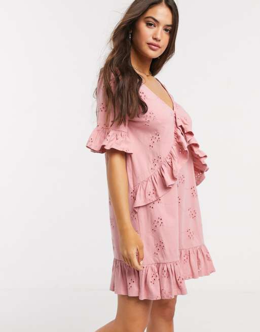 ASOS DESIGN - Robe babydoll courte en broderie anglaise à décolleté en V et volants - Rose | ASOS