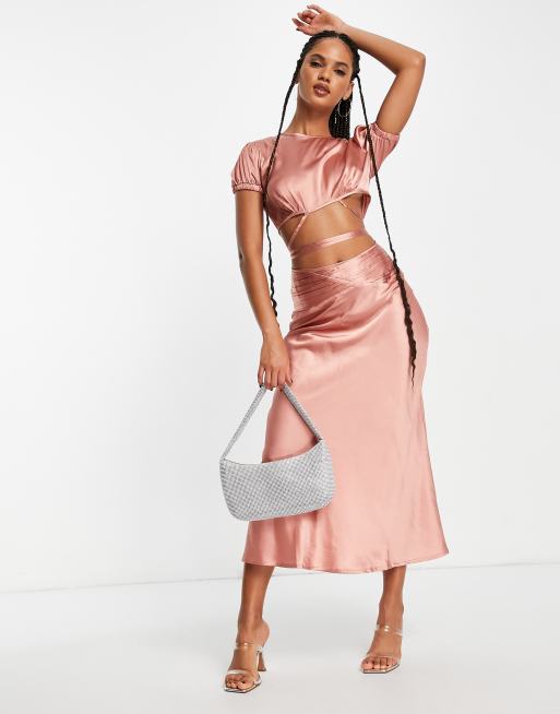 ASOS DESIGN - Robe cache-cœur mi-longue en satin avec liens et jupe froncée coupe en biais ...