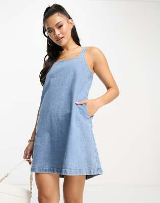 ASOS DESIGN - Robe chasuble en jean - Bleu moyen délavé | ASOS