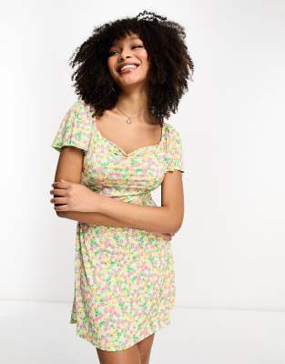 ASOS DESIGN - Robe courte à fleurs avec manches évasées et col bénitier ...